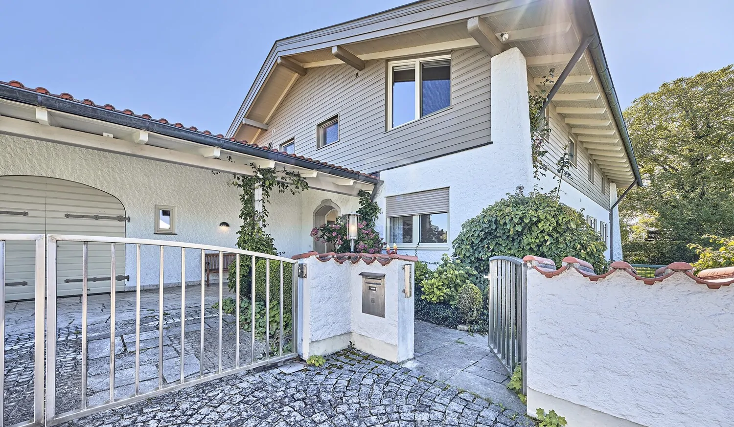 Idyllic living, spacious living – country house ensemble in a dreamlike ...