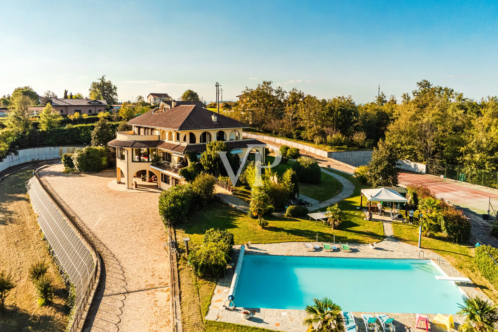 Villa de lujo con piscina en las colinas de Monferrato